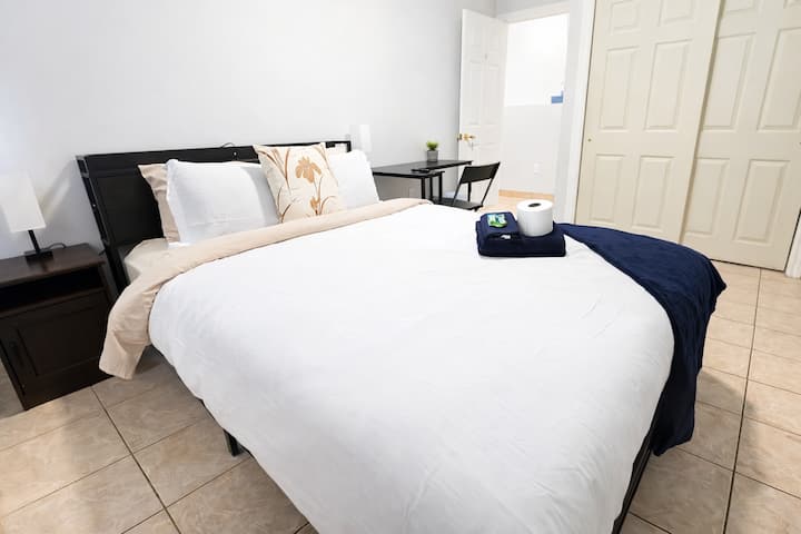Bright Modern Private Room W/ Workspace & Tv - St. Catharines