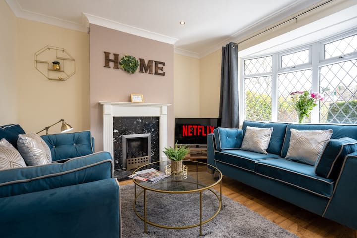 Stylish Three Bedroom Property With Parking - Solihull