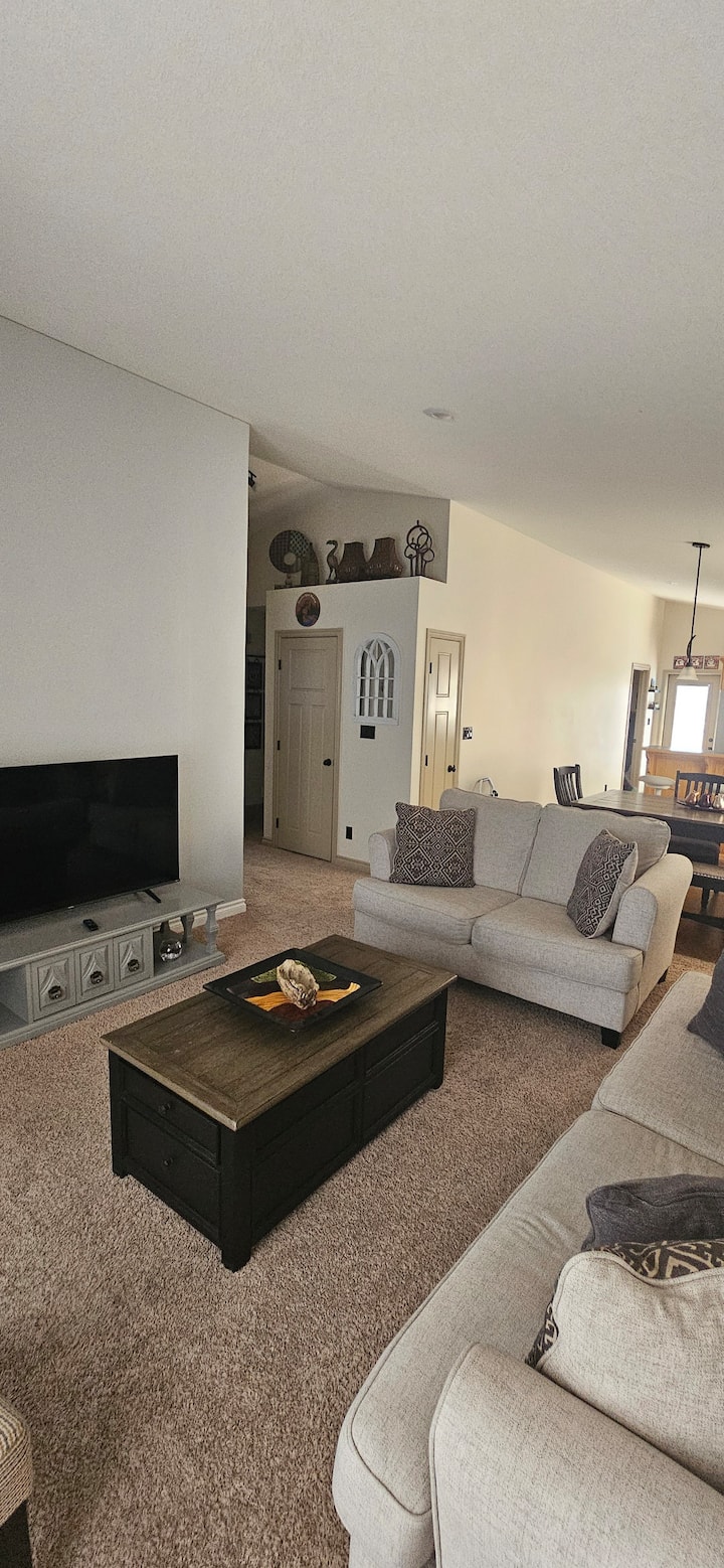 Un Rincón Encantador, Elegante Lleno De Confort. - Lethbridge