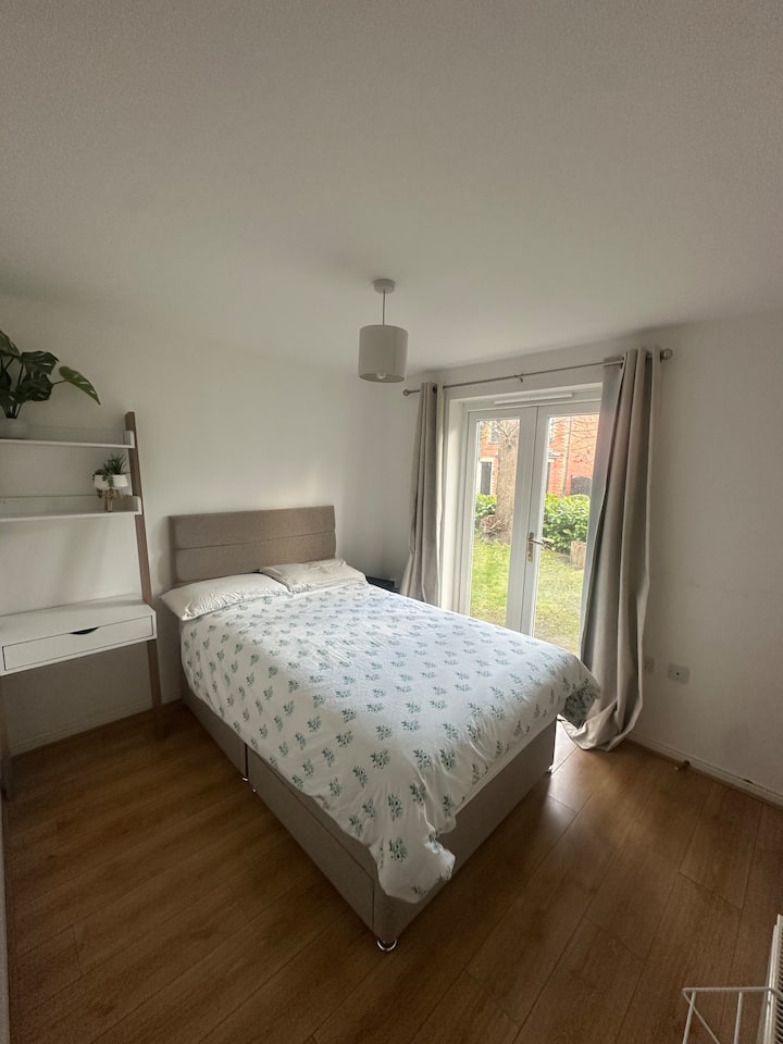 Cosy Double Bedroom In Central Crawley - Crawley