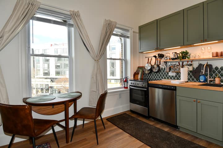 City View 4th Flr Renovated Walkable Studio+den - Washington, DC