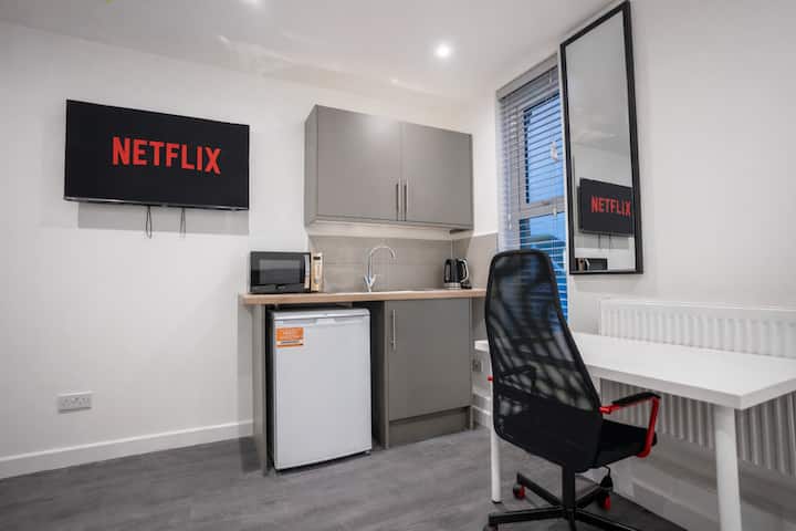 Sycamore Studio -Eurotunnel, King Bed, Kitchenette - Folkestone