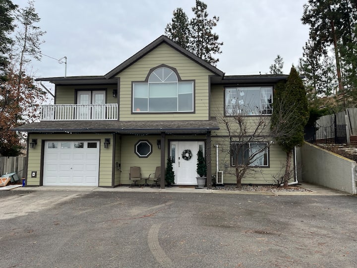 Newly Renovated Family And Pet Friendly Suite - ケロウナ