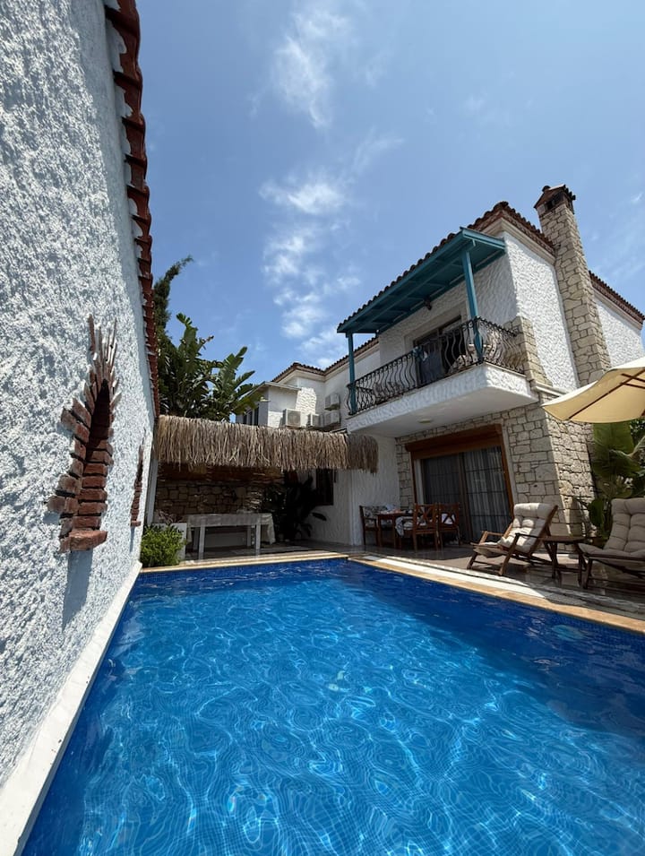 Turizm Onaylı Günlük Kiralık Havuzlu Villa - Alaçatı