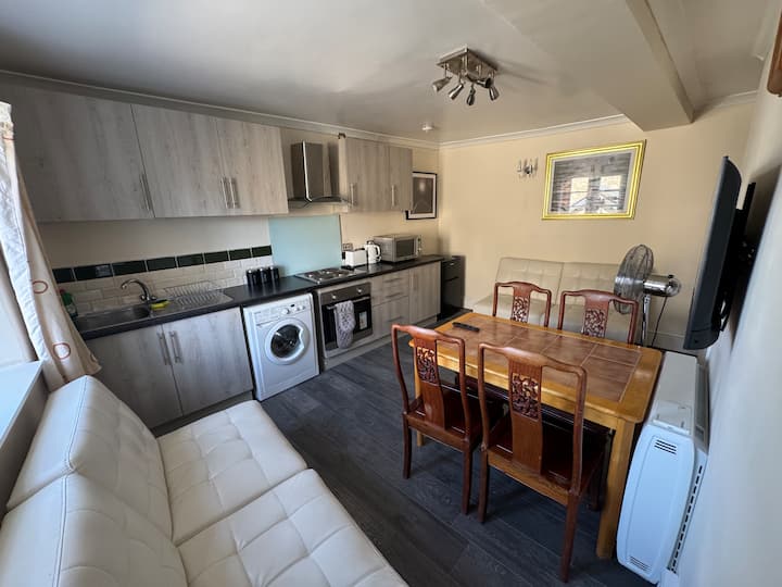 Modern 2br Apartment | Central Melksham Location - Melksham