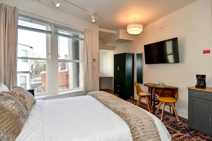 Rear-facing 4th Flr Renovated Walkable Studio Apt - Washington, D.C.