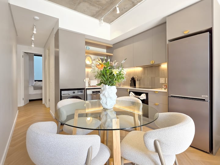 Curated Sea Point Apartment | Private Courtyard - Camps Bay