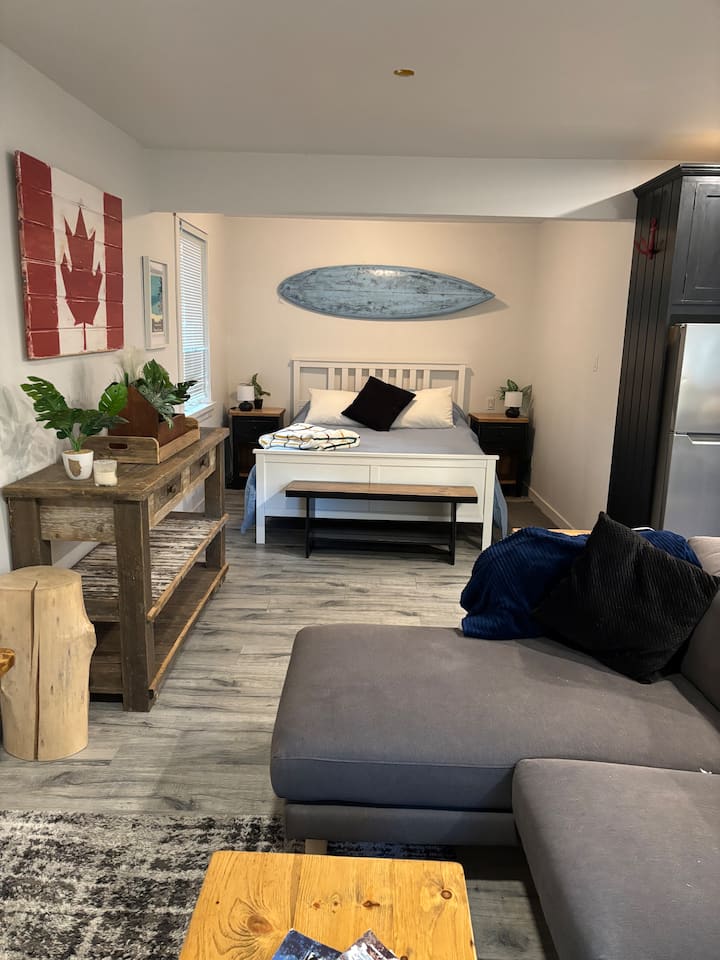 Secret Beach Cottage - Gibsons