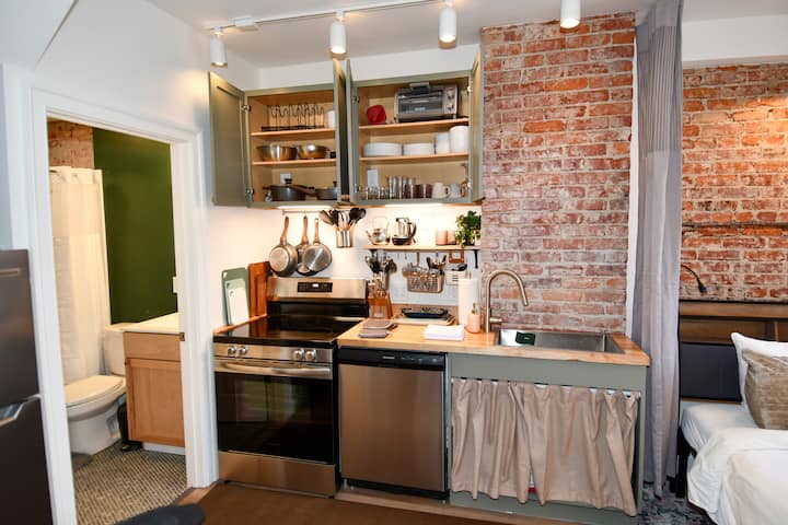 Rear-facing 3rd Flr Renovated Walkable Studio Apt - Georgetown University, Washington