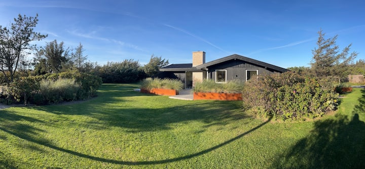 Nyrenoveret Sommerhus Med Udendørs Wellnessområde - Dinamarca