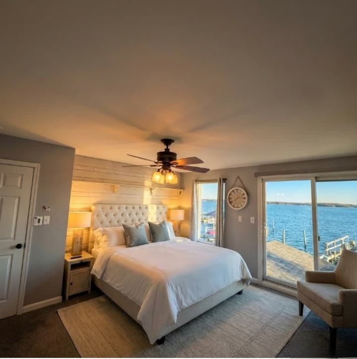 Waterfront Gem W/ Pier | ~15m To Hopkins & Harbor - Essex, MD
