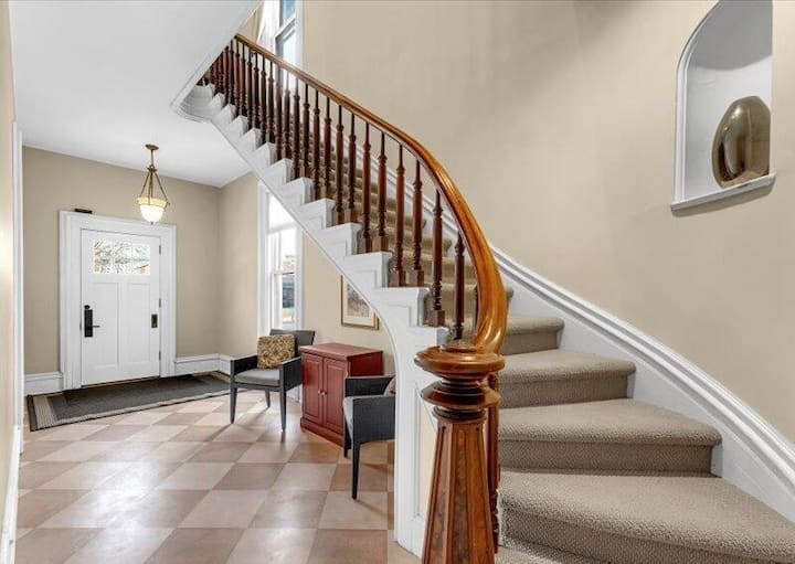 Historic Charm, Modern Luxury, Free Parking - Grand Rapids, MI