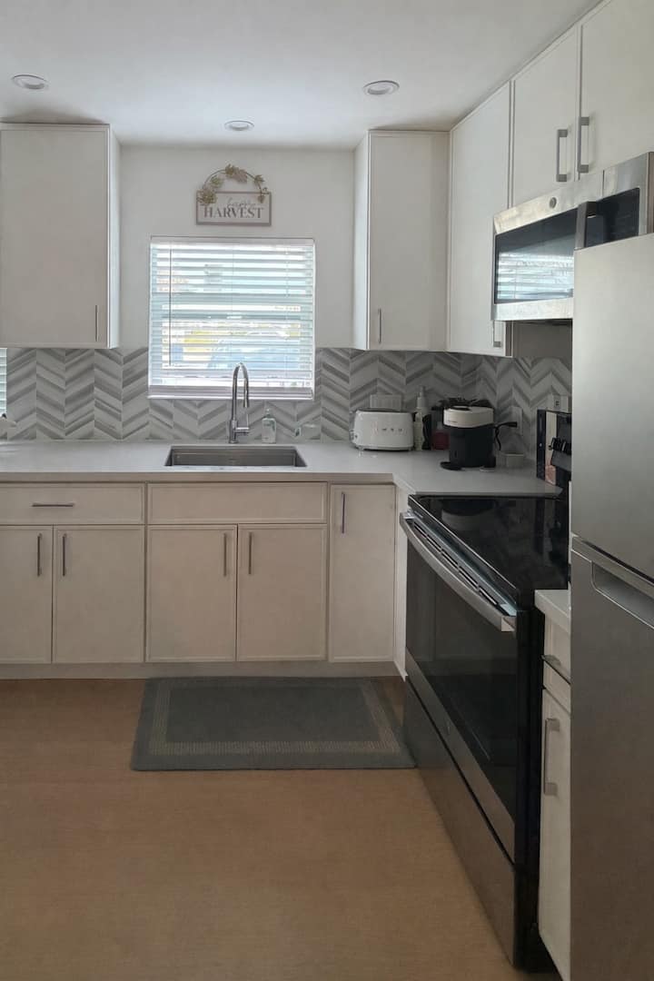 Modern Private Guesthouse | 1 Queen, Full Kitchen - El Monte, CA