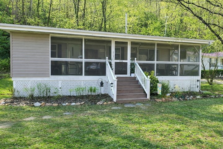 Bear-y Cozy Riverfront Home - Sylva, NC