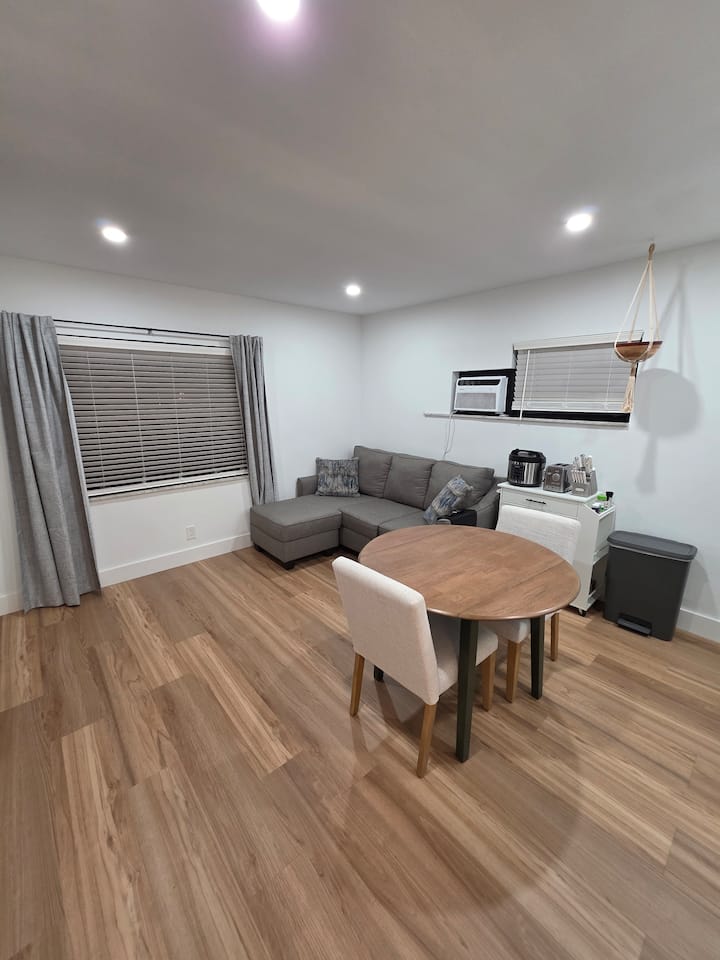 Beautiful Remodeled Apartment Nest Near Beach - Pompano Beach, FL