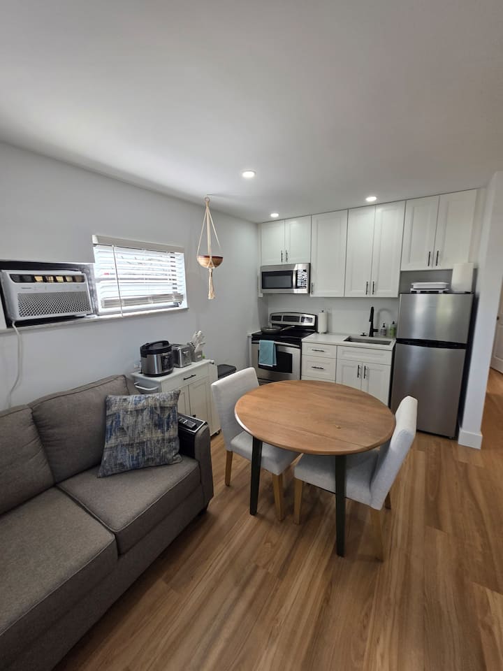 Beautiful Remodeled Apartment Nest Near Beach - Pompano Beach, FL