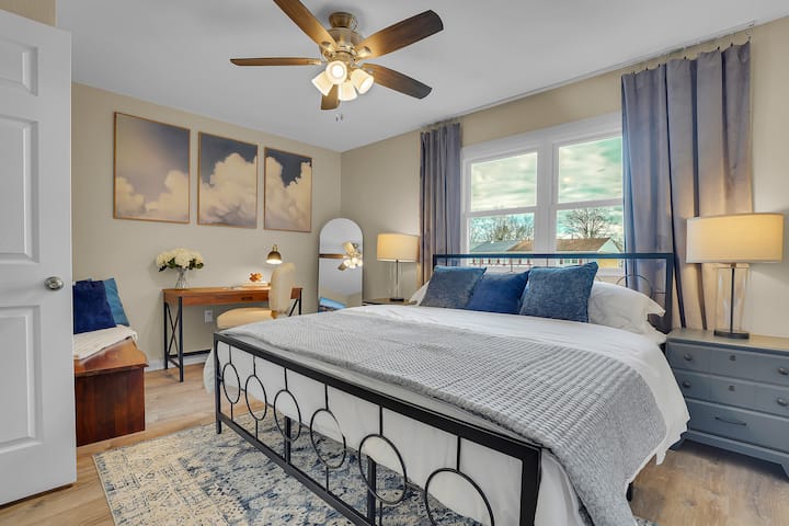 *New*gettysburgtownhome_parking_king_1miletosquare - Gettysburg, PA