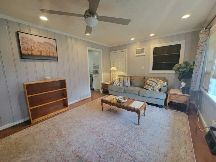 Cozy Hilltop Lookout With Mountain Sunset Views - Lynchburg, VA