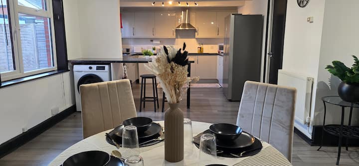 Newly Renovated Home Near Mk Stadium & Hospital - Milton Keynes