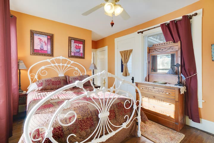 Manheim Manor Bed & Breakfast-daisies N Daffodils - Lititz, PA