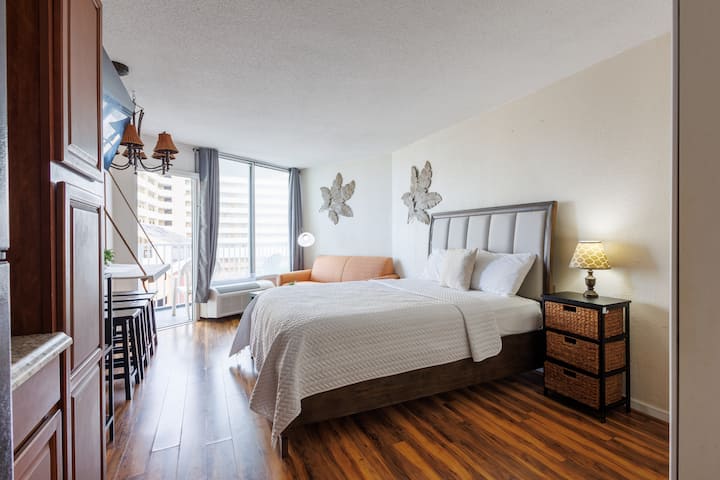Beachside Studio With Ocean Views - Myrtle Beach, SC