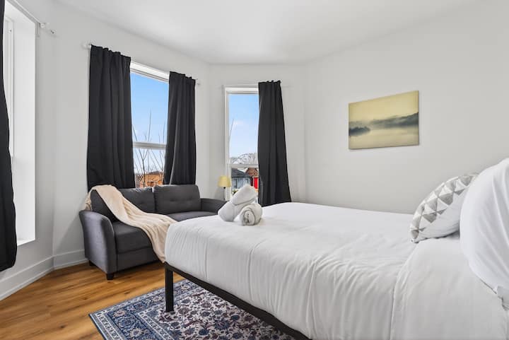 Modern 2br | Queen Beds | Central Location - Hamilton