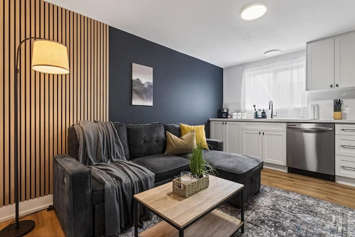 Bright Queen Suite | Sofa Bed | Easy Self Check-in - カナダ ハミルトン