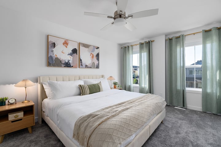 Stunning 4 Br | Queen Br On Main | Ac | Dbl Garage - Spruce Grove