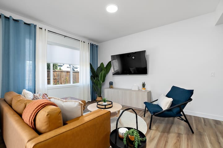 Stunning 4 Br | Queen Br On Main | Ac | Dbl Garage - Edmonton