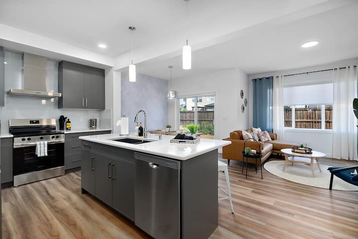 Stunning 4 Br | Queen Br On Main | Dbl Garage - Edmonton