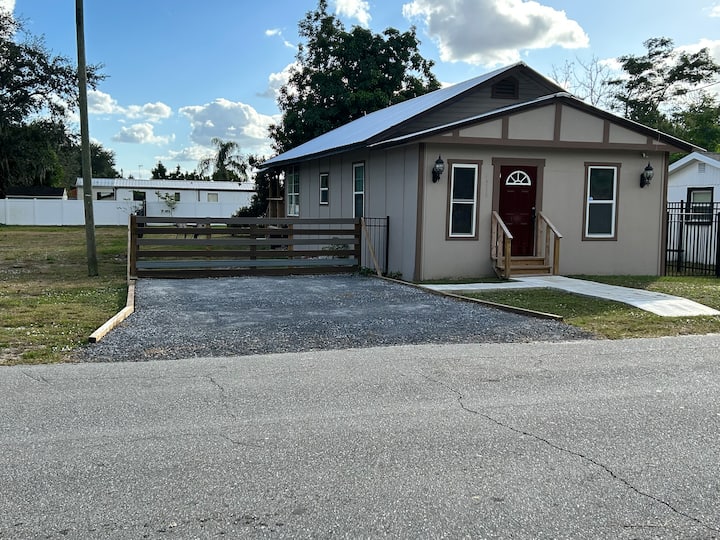 Pet-friendly •Fenced Yard• Walk To Town •Workspace - Lake Denton, FL