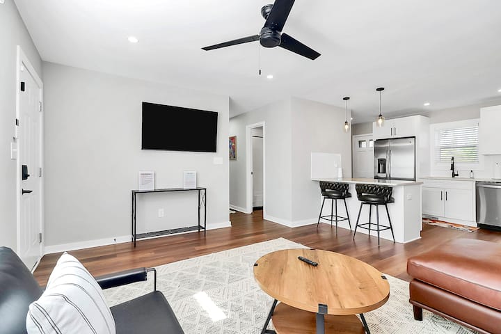 North Of Noda Twin Clt 2: 3 Bedroom 2 Bath - University City Boulevard – Charlotte