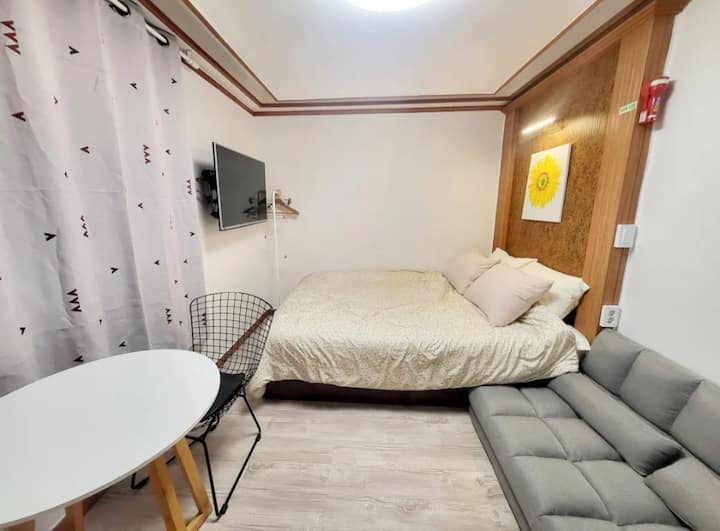 #Rue.505-신림역2분/3인전용/2침대/짐보관,짐이동서비스,조식제공/도보할인/늦은입퇴실 - Seoul