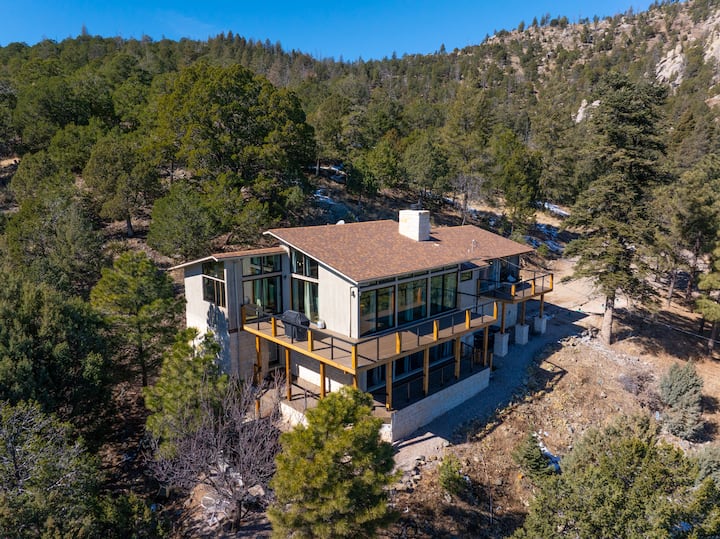 *New Sierra Vista Family Chalet, Includes Waffles! - Ruidoso, NM