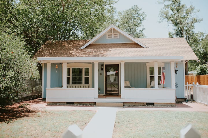 Traveler's Cozy Cottage - 3 Bedroom - Hackberry Lake