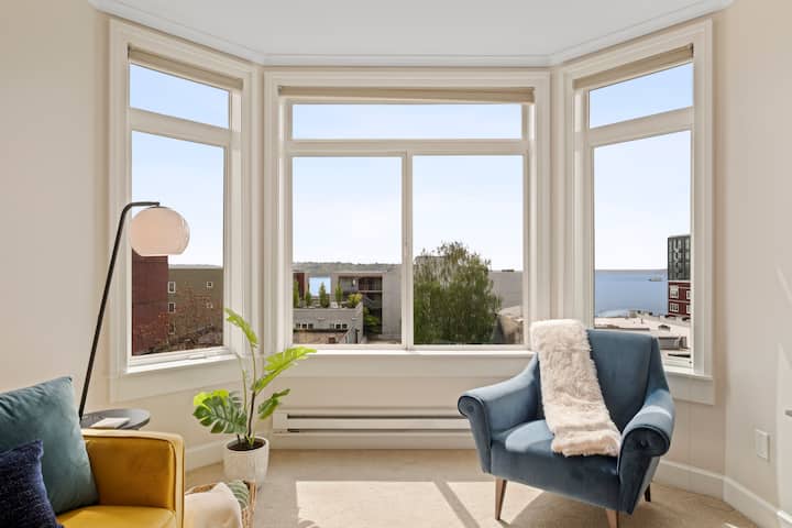 Lovely Waterview Condo In The Heart Of Seattle! - Seattle, WA