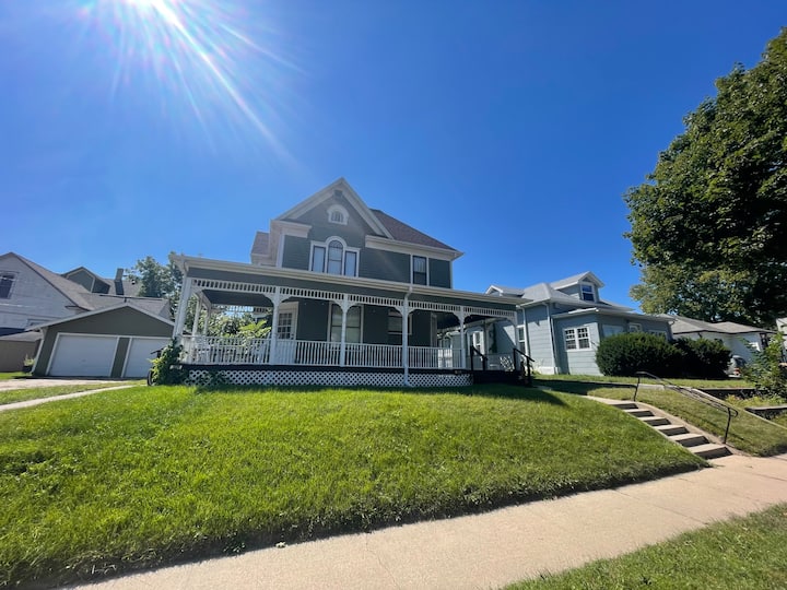 Big Group Deal! Entire Duplex Near Downtown! - Sioux Falls, SD