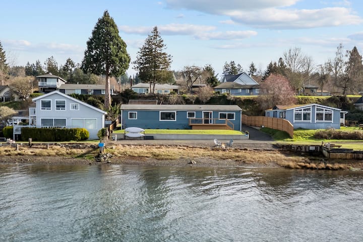 Waterfront Retreat W/ Breathtaking Mountain Views - Silverdale, WA
