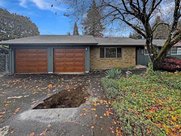 Cozy, Fully Furnished 3-bedroom Home - Vancouver, WA