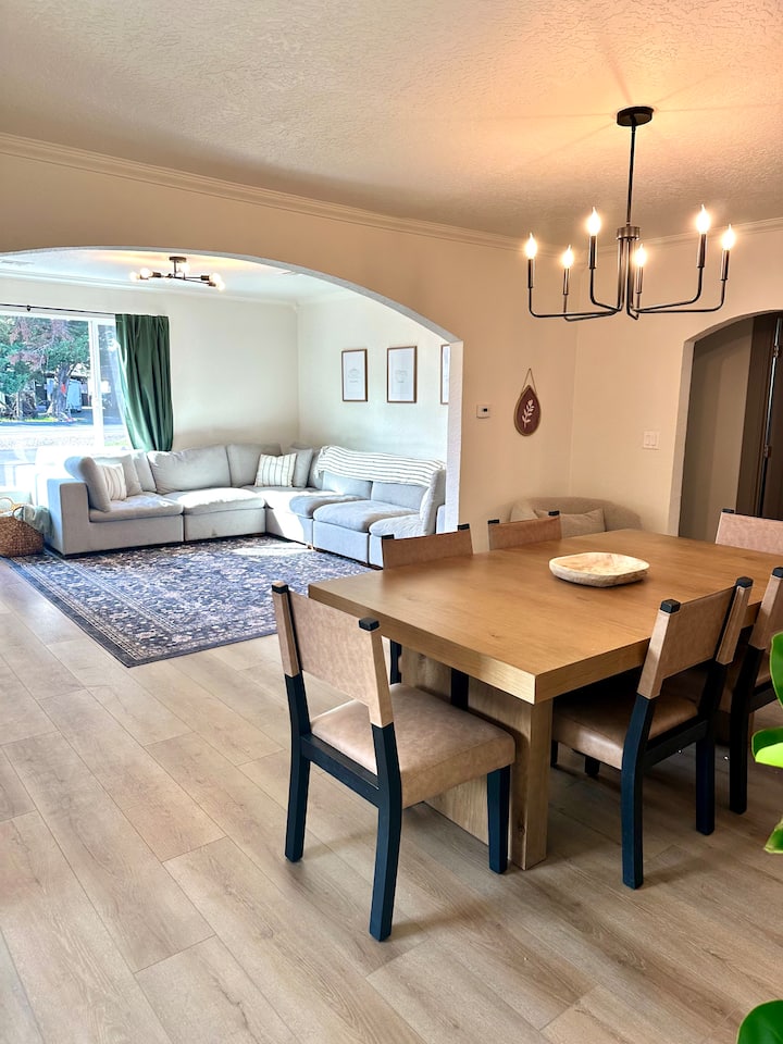 Charming Renovated 3br | Near Airport & Downtown - Medford, OR