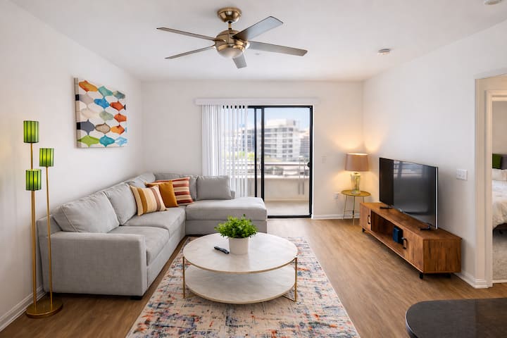 Bright La 1br • Balcony • Pool • Free Parking - West Hollywood, CA