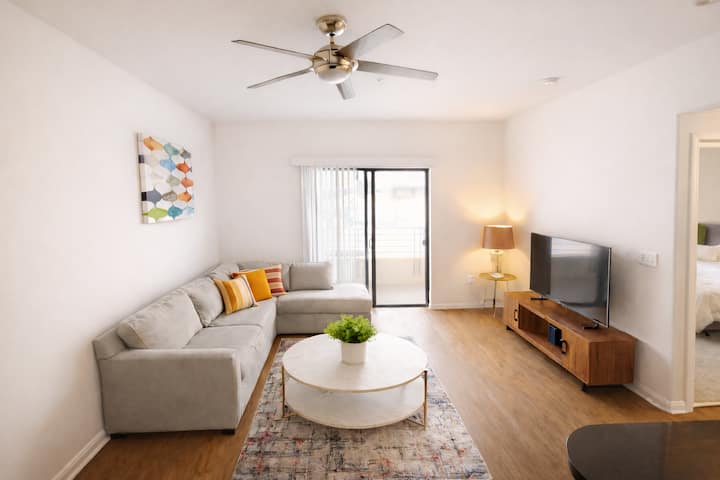 Modern 1br Near Beverly Hills | Resort Amenities - Los Angeles, CA