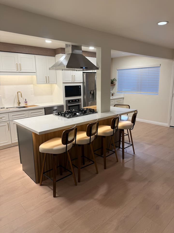 Seabreeze Haven-5 Minute Walk To The Beach - Huntington Beach, CA