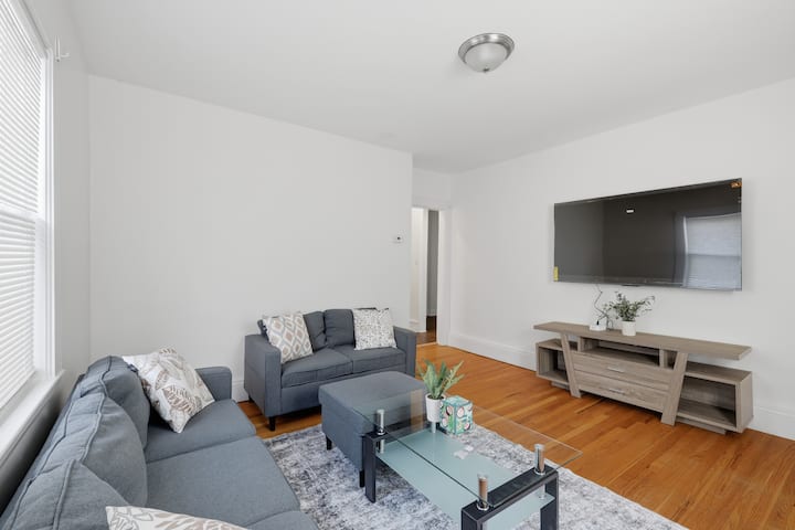 Newly Renovated 3br Apt Near Boston + Parking - Newton, MA