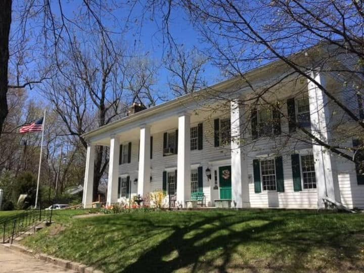 Room 6 Offers A Queen Bed, Sofa, Private Bathroom. - Mentor-on-the-Lake, OH