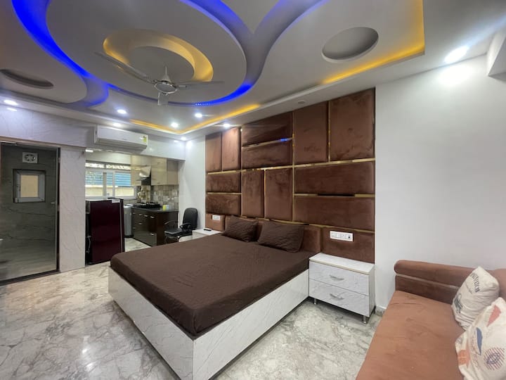 Modern Dlf Hideaway | Couple Friendly & Secure - Delhi, India