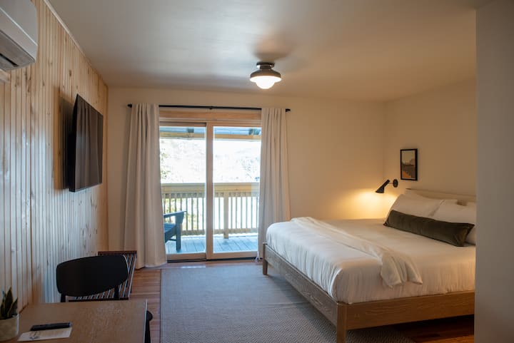 King W/ Balcony & Mtn Views | Adirondack Retreat - Adirondack Mountains