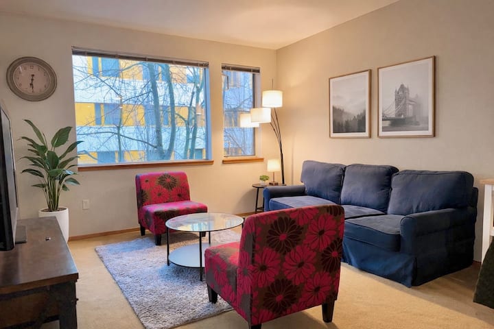 Spacious Pearl District Condo + Free Parking - Portland, OR