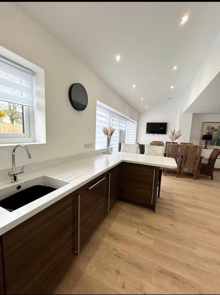 Lytham Retreat
10 Mins To Lytham & Blackpool - Blackpool