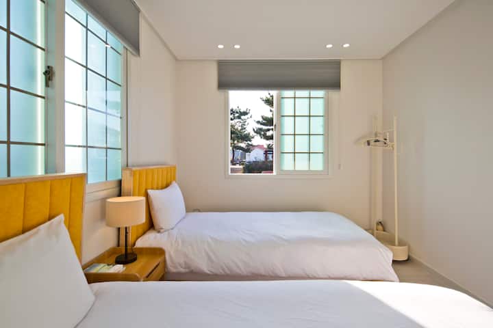 Jeju Private/오픈할인/가족여행/산방산/방3화장실2/퀸1,슈퍼싱글4/온수자쿠지무료 - Jeju-do